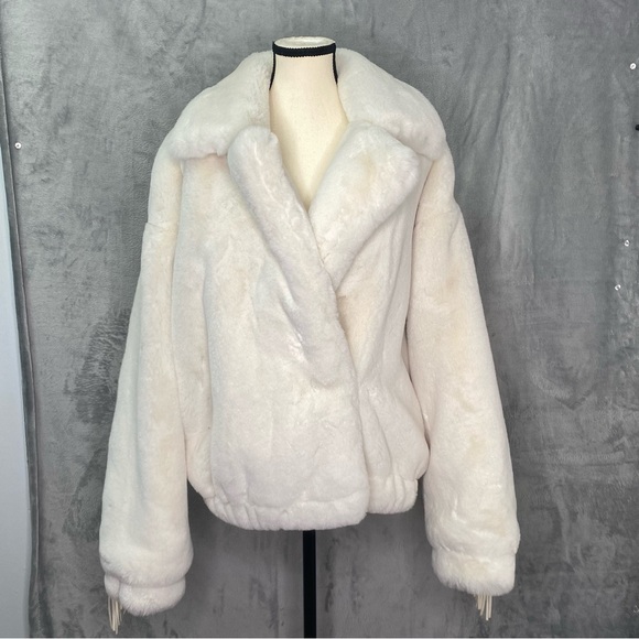 AKIRA | Jackets & Coats | Akira Azalea Wang Tinashe Fringe White Faux Fur Coat Old Money Size Ml ...